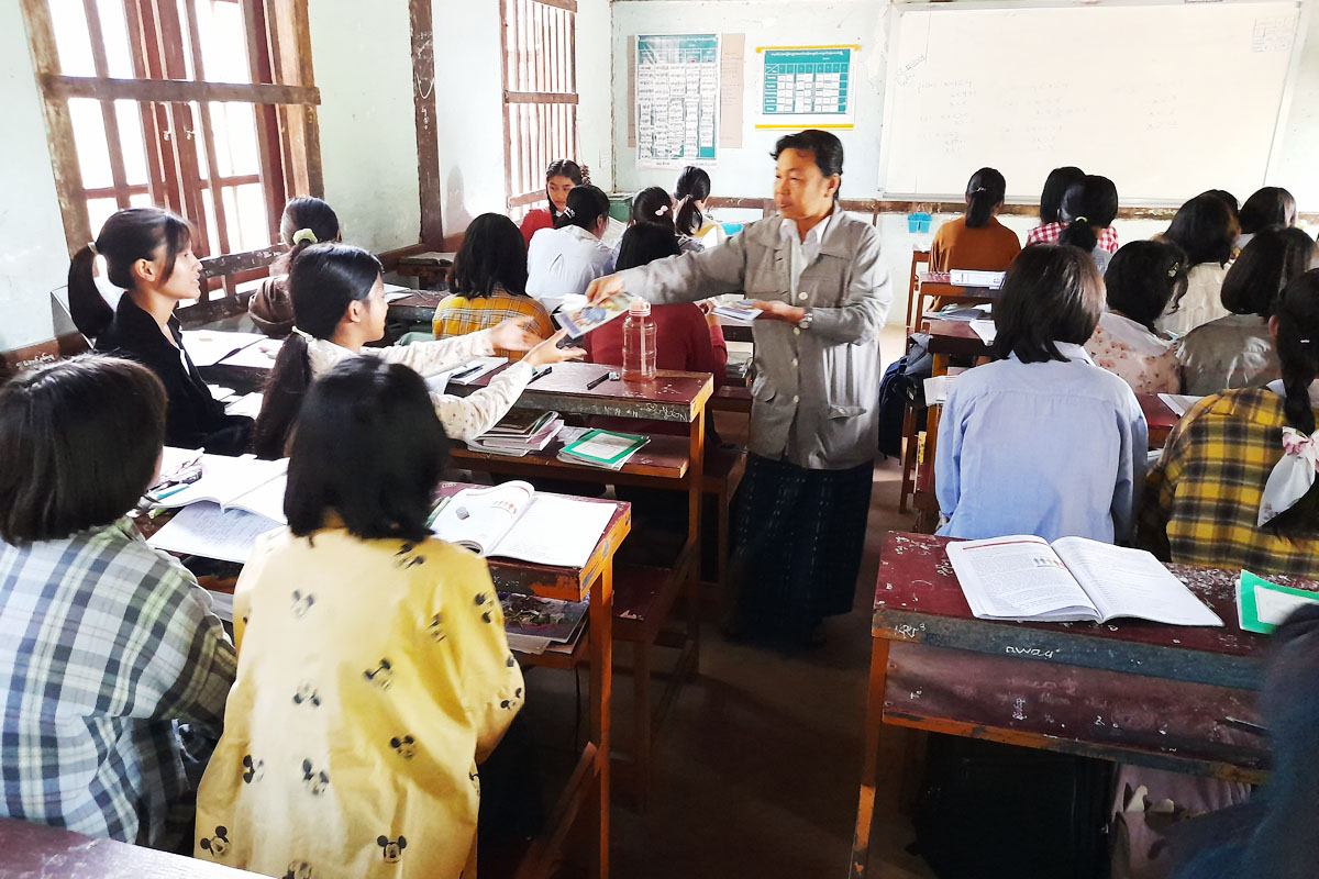 ၁၀၄ နှစ်မြောက် အမျိုးသားအောင်ပွဲနေ့အထိမ်းအမှတ် ထုတ်ဝေသည့် သတင်းစကားလက်ကမ်းစာစောင်များ ဖြန့်ဝေ